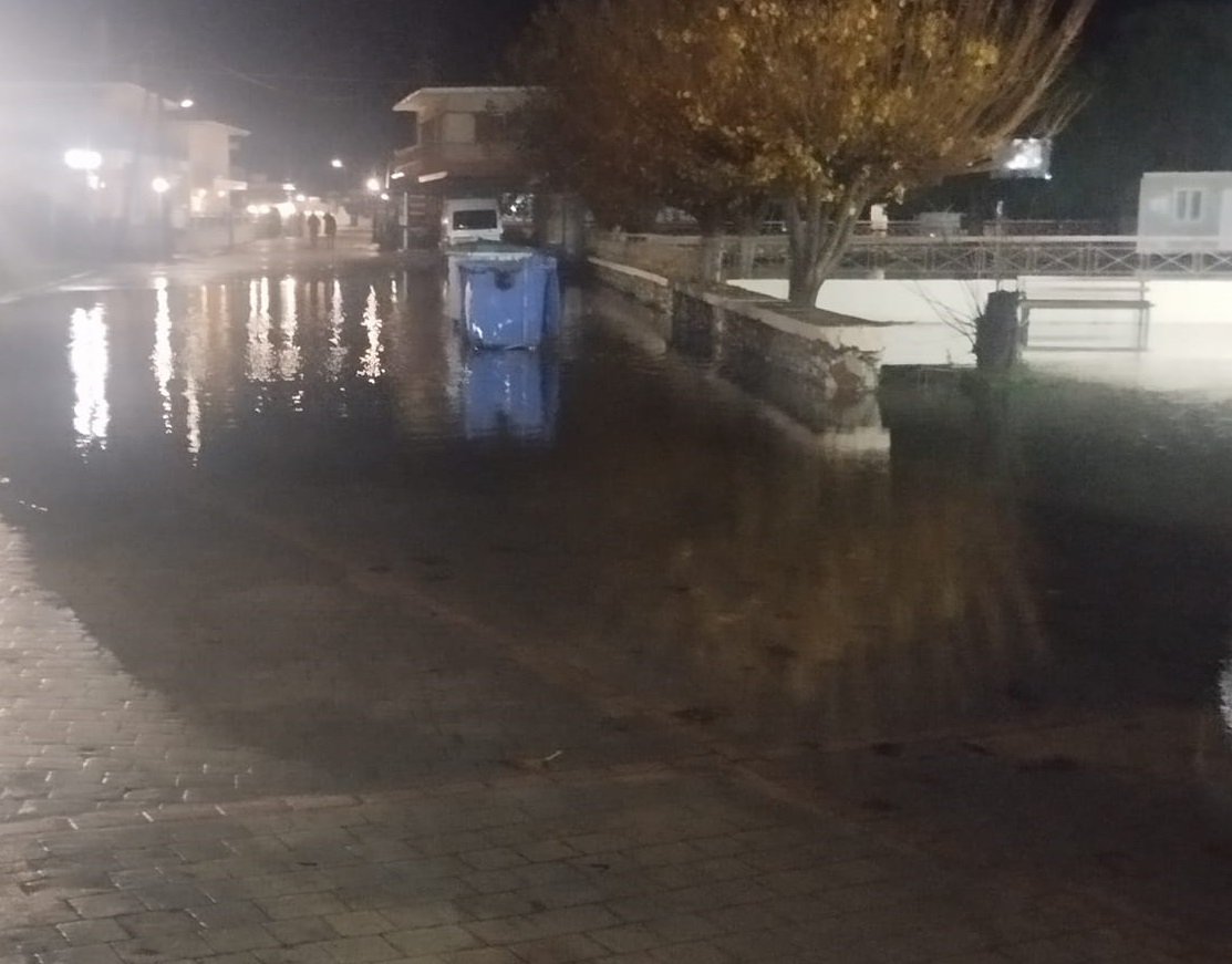 Ισχυρή βροχόπτωση στην Πρέβεζα – Απεγκλωβισμοί ηλικιωμένων, έκλεισε ...