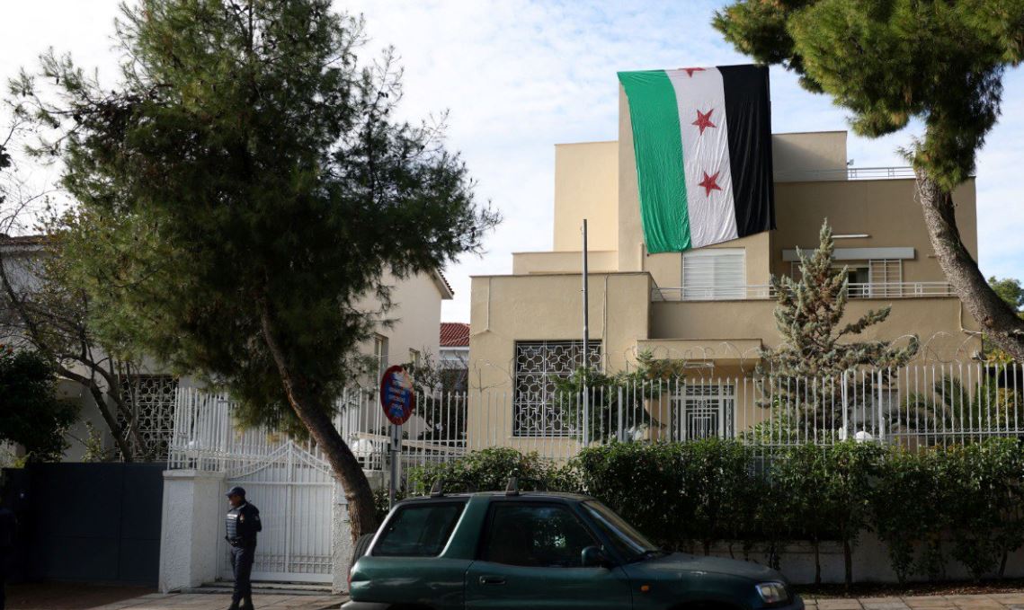‘Υψωσαν τη σημαία των ανταρτών στην πρεσβεία της Συρίας στην Αθήνα - ΤΑ ΝΕΑ