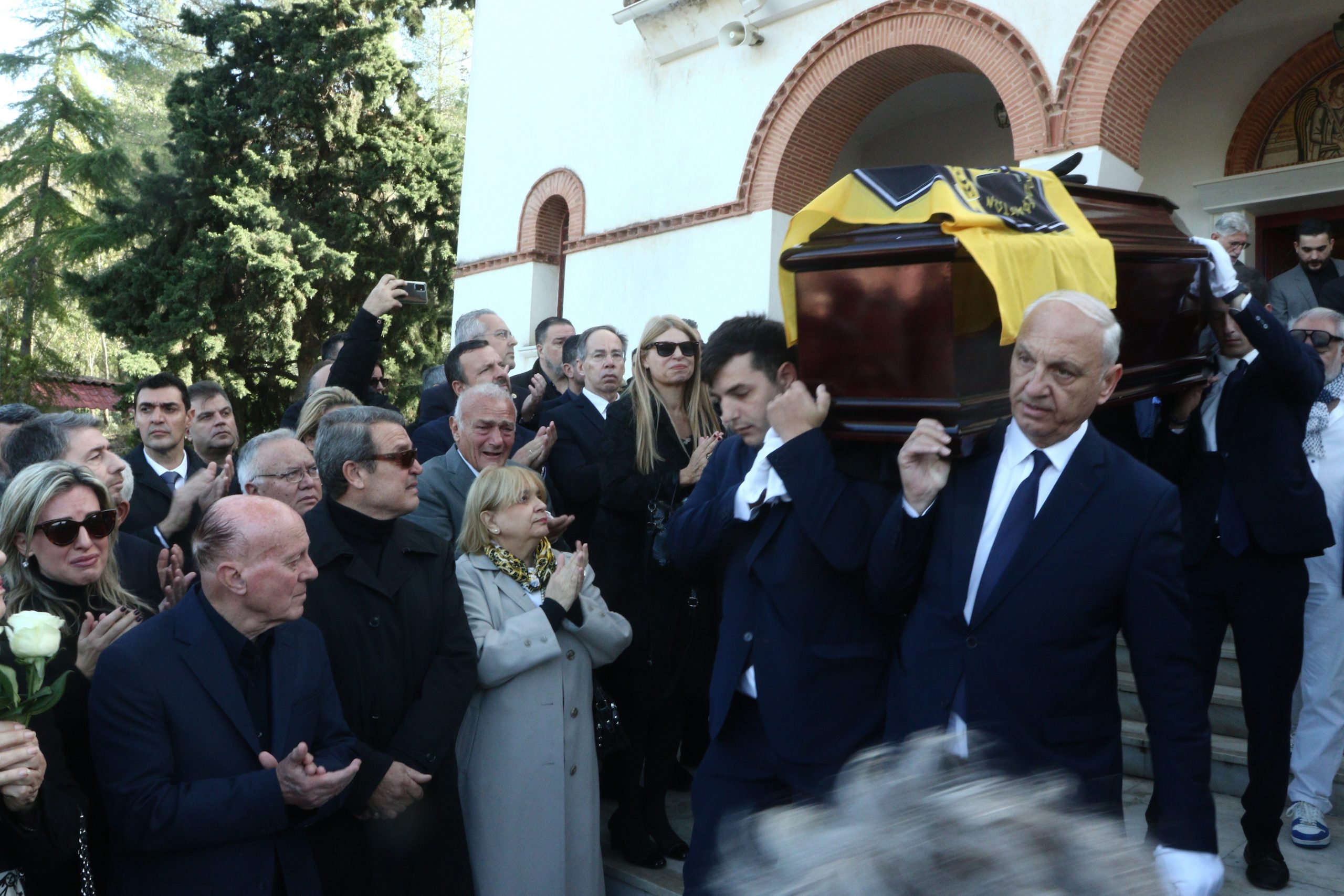 Νίκος Σαργκάνης: Ρίγη συγκίνησης στο τελευταίο αντίο - ΤΑ ΝΕΑ