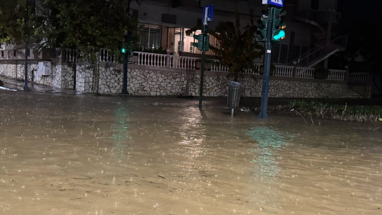 Κακοκαιρία: Δύσκολη νύχτα με κατολισθήσεις και πλημμύρες στο Αγρίνιο ...