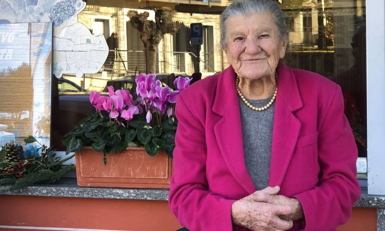 «Δουλεύω πάντα» – Η 100χρονη barista της Ιταλίας σερβίρει από τις 7 το ...