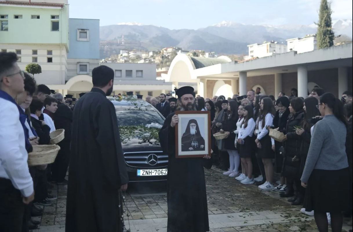 Αρχιεπίσκοπος Αναστάσιος: Αναχώρησε η πομπή από Κακαβιά - Κατευθύνεται ...