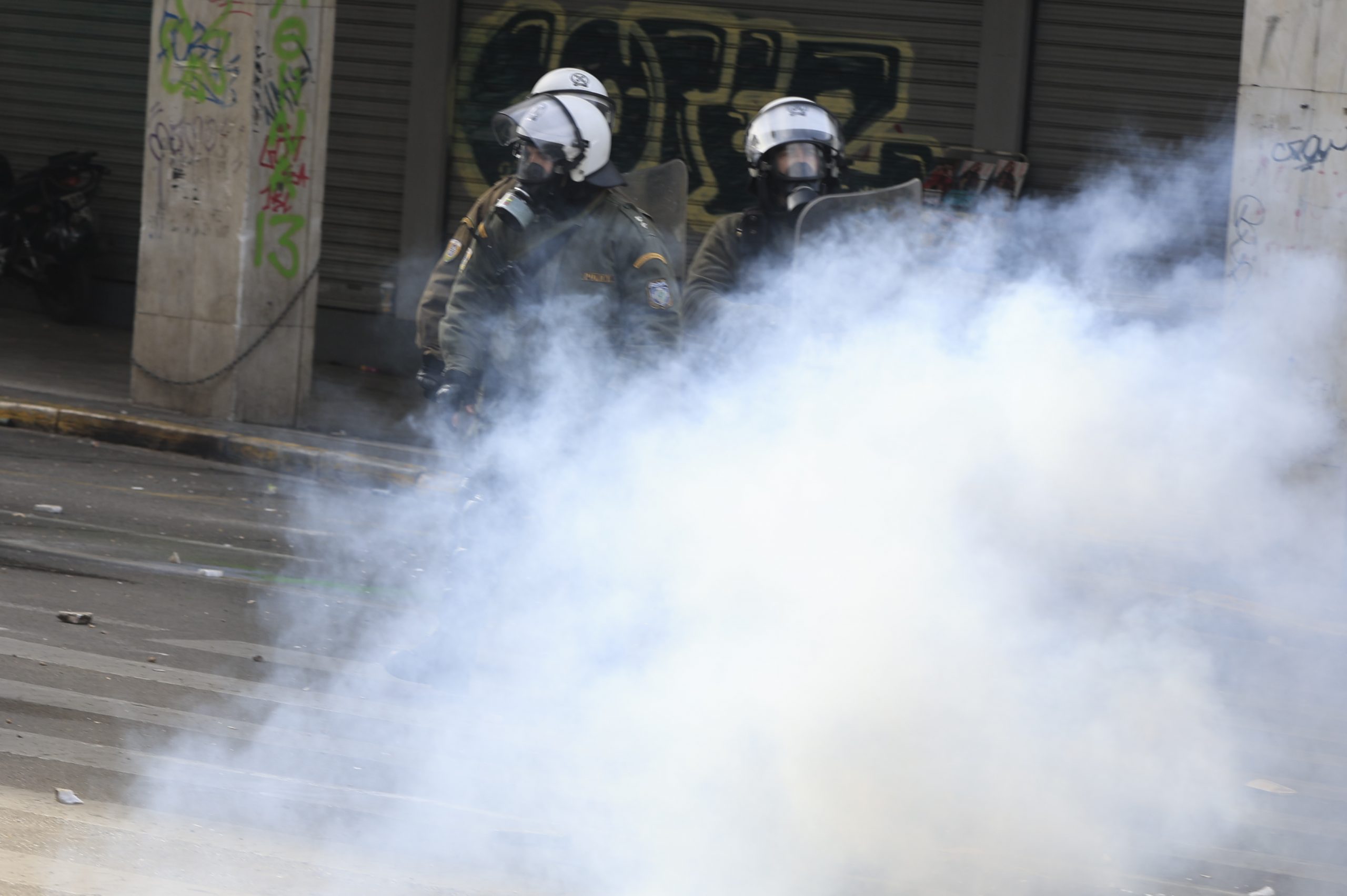 Τέμπη: Τα ΜΑΤ διέλυσαν με δακρυγόνα τη συγκέντρωση στο Σύνταγμα - ΤΑ ΝΕΑ