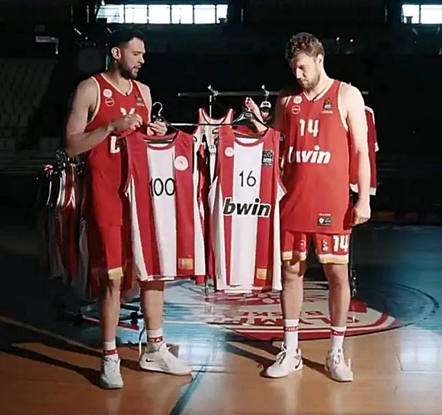 Η επετειακή φανέλα του Ολυμπιακού για τα 100 χρόνια - ΤΑ ΝΕΑ