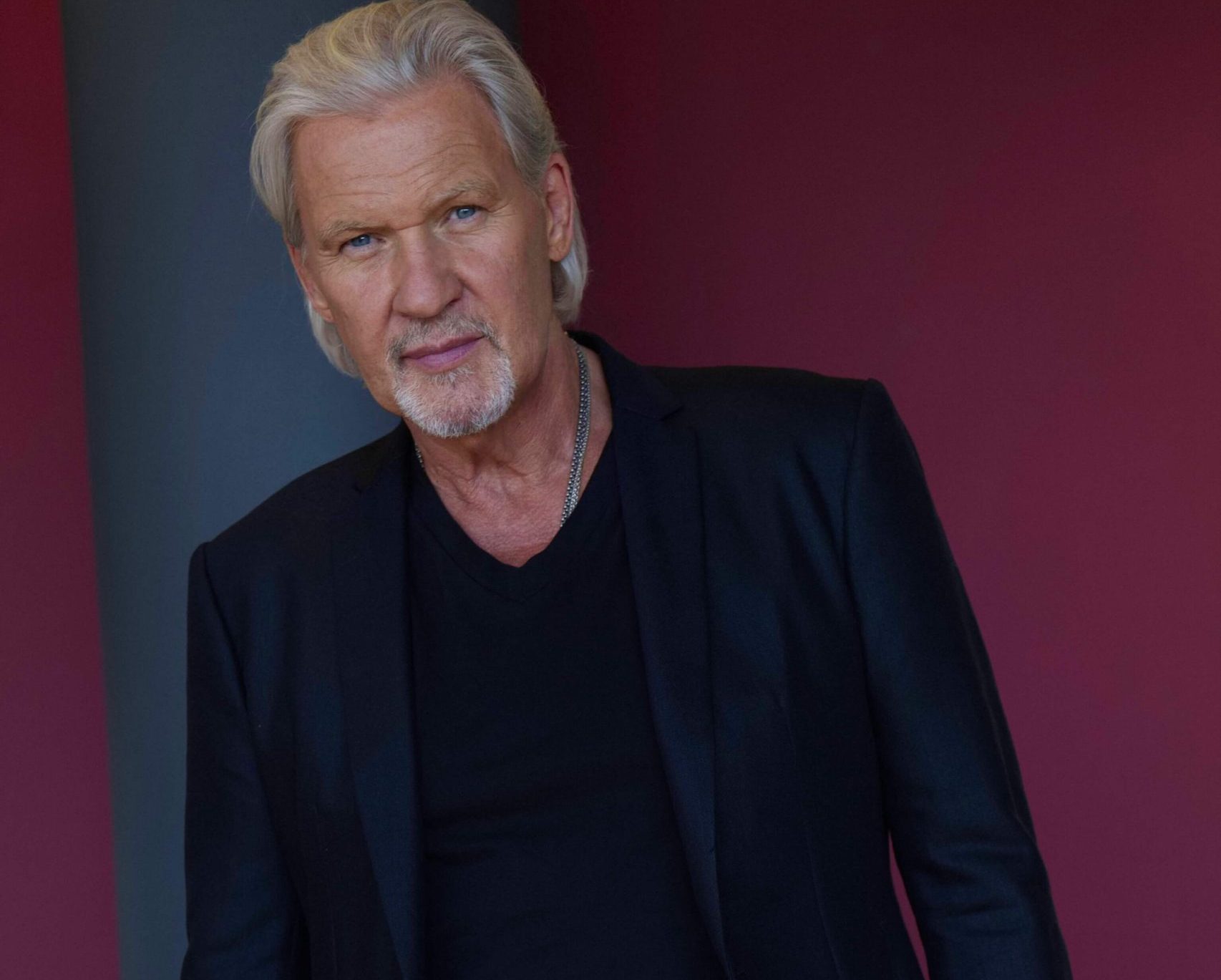 Ο Johnny Logan ετοιμάζεται να... απογειώσει την Αθήνα στις δυο ...
