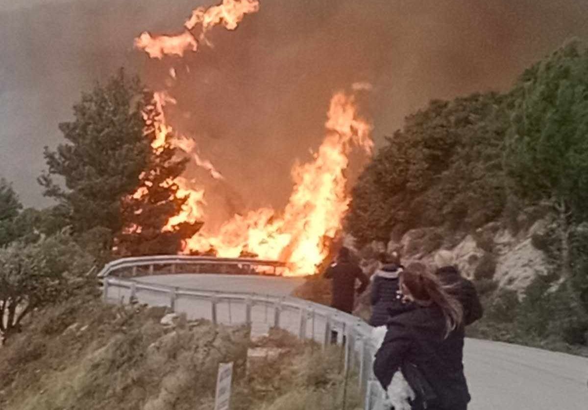 Μεγάλη φωτιά στη Λευκάδα – Ήχησε το 112, εκκενώνεται ο Άγιος Νικήτας ...