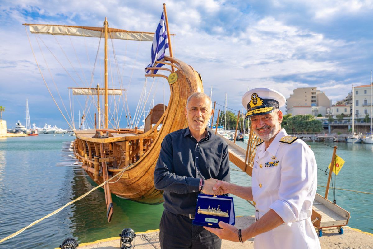 Ο Δήμαρχος του Πειραιά Γιάννης Μώραλης υποδέχθηκε την ιστορική τριήρη ...