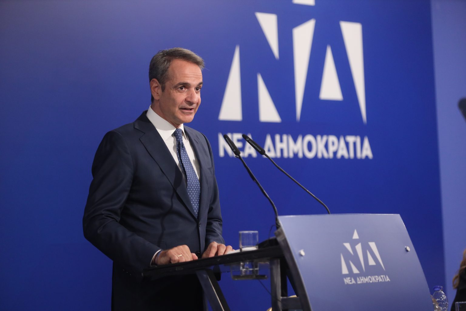 Στη θάλασσα, στους ναυτικούς, στο λιμάνι του Πειραιά - ΤΑ ΝΕΑ