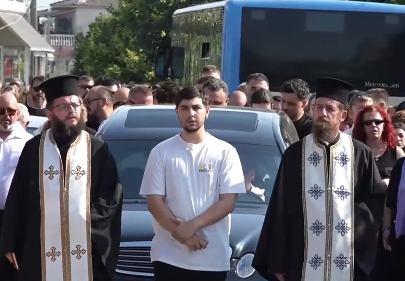Ανείπωτος πόνος στην κηδεία του 14χρονου που πνίγηκε στον Άραχθο - ΤΑ ΝΕΑ