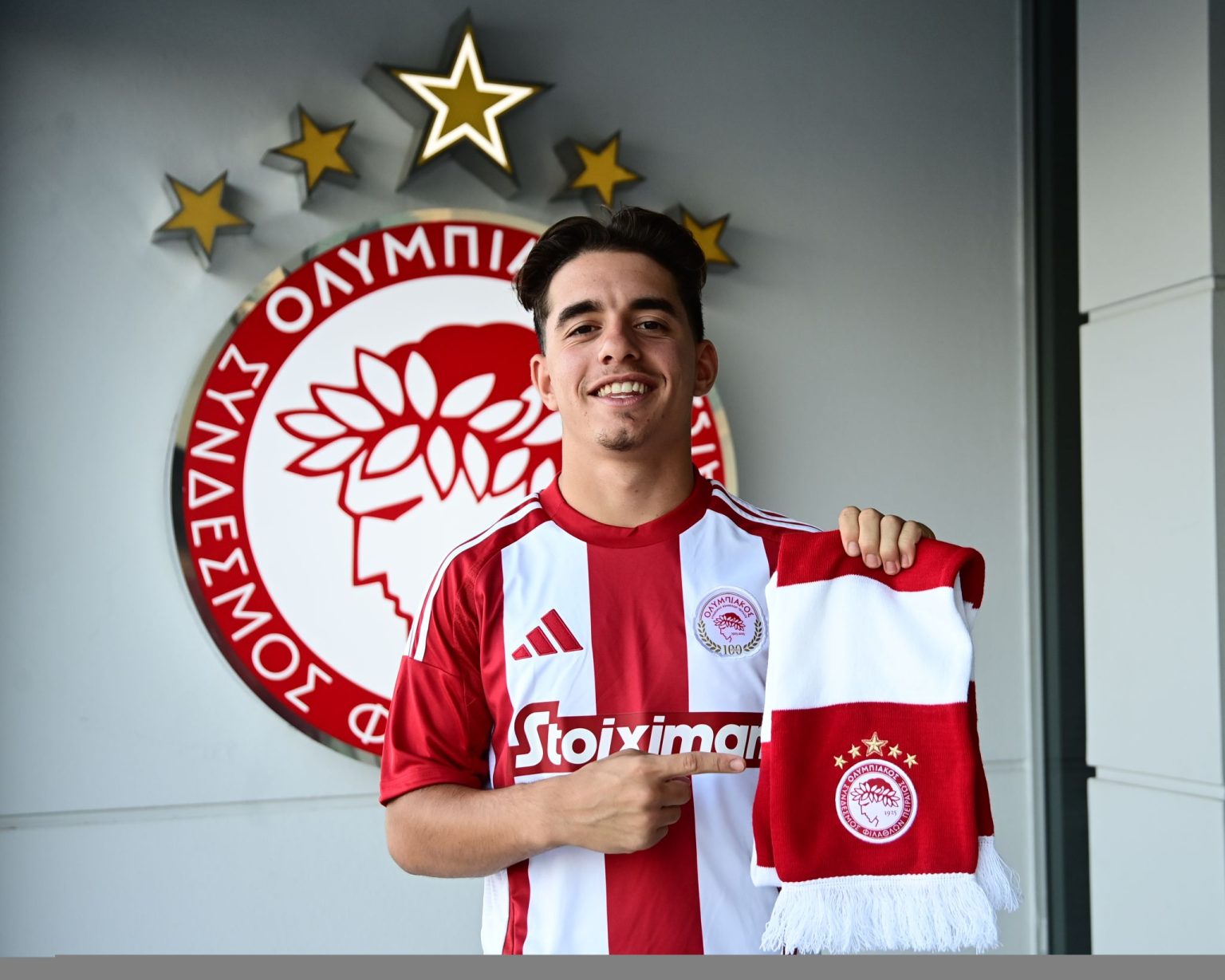 «Ερυθρόλευκος» και επίσημα ο Πέτρος Κολοκοτρώνης - ΤΑ ΝΕΑ