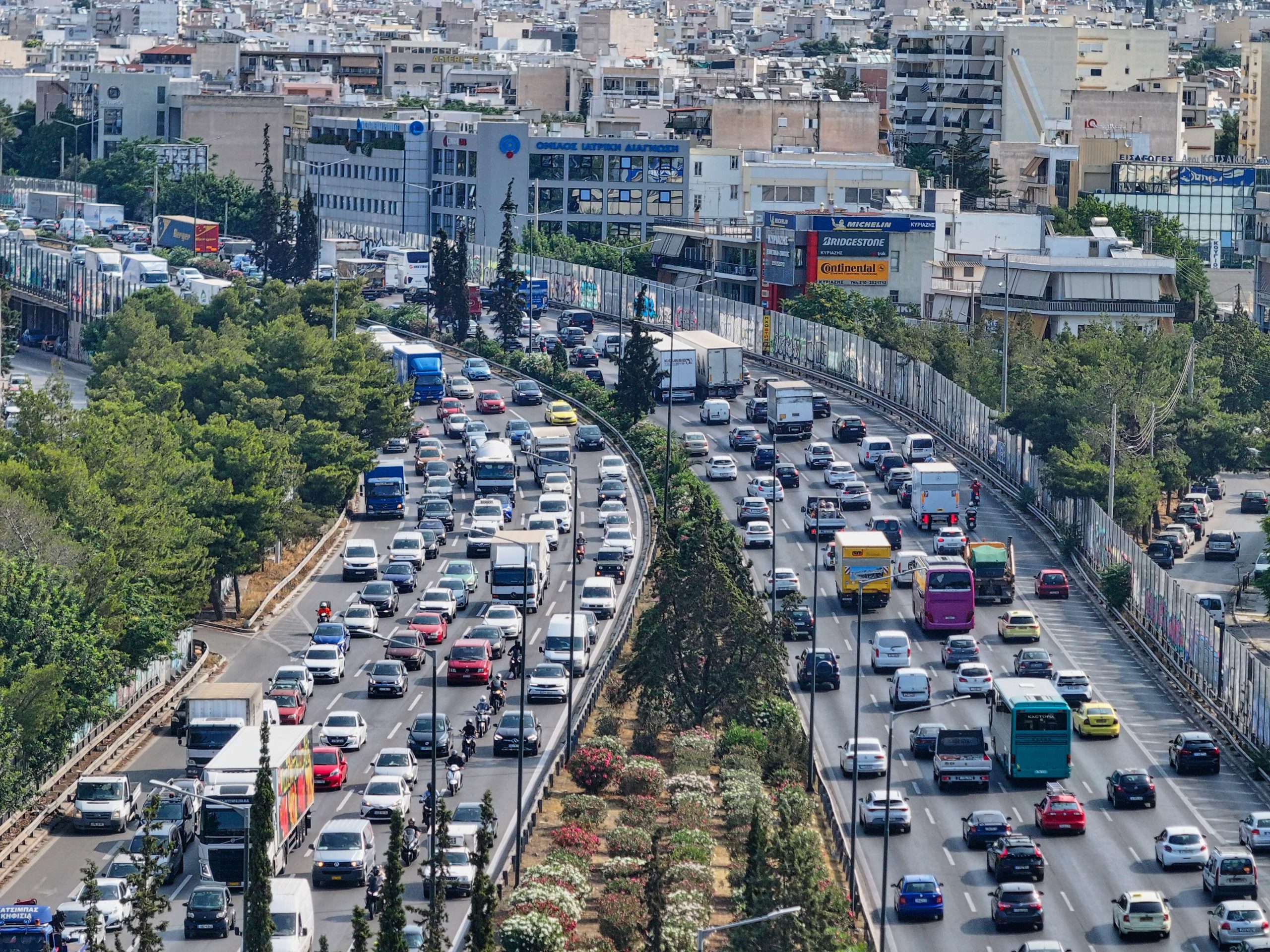 Αττική Οδός: Απομακρύνθηκε το φορτηγό που ακινητοποιήθηκε στο ύψος της ...