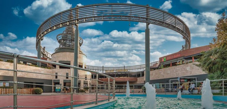 Αναβαθμίζεται το Village Shopping & More: Η οικογένεια Αντετοκούνμπο ...