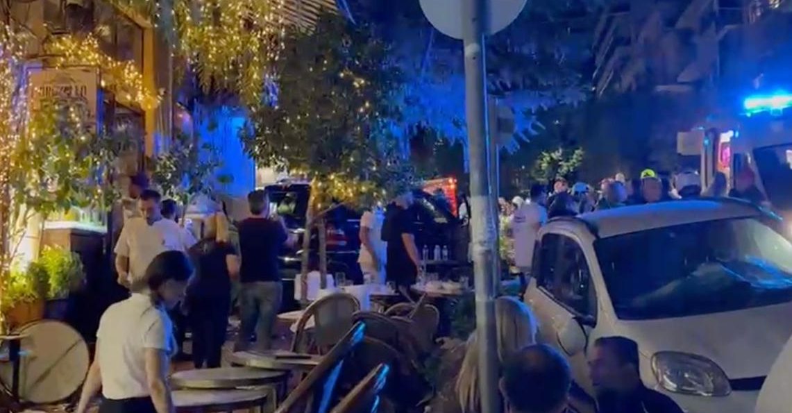 Σκηνές τρόμου στο Κολωνάκι: Οχημα έπεσε σε κατάστημα εστίασης - 11 ...