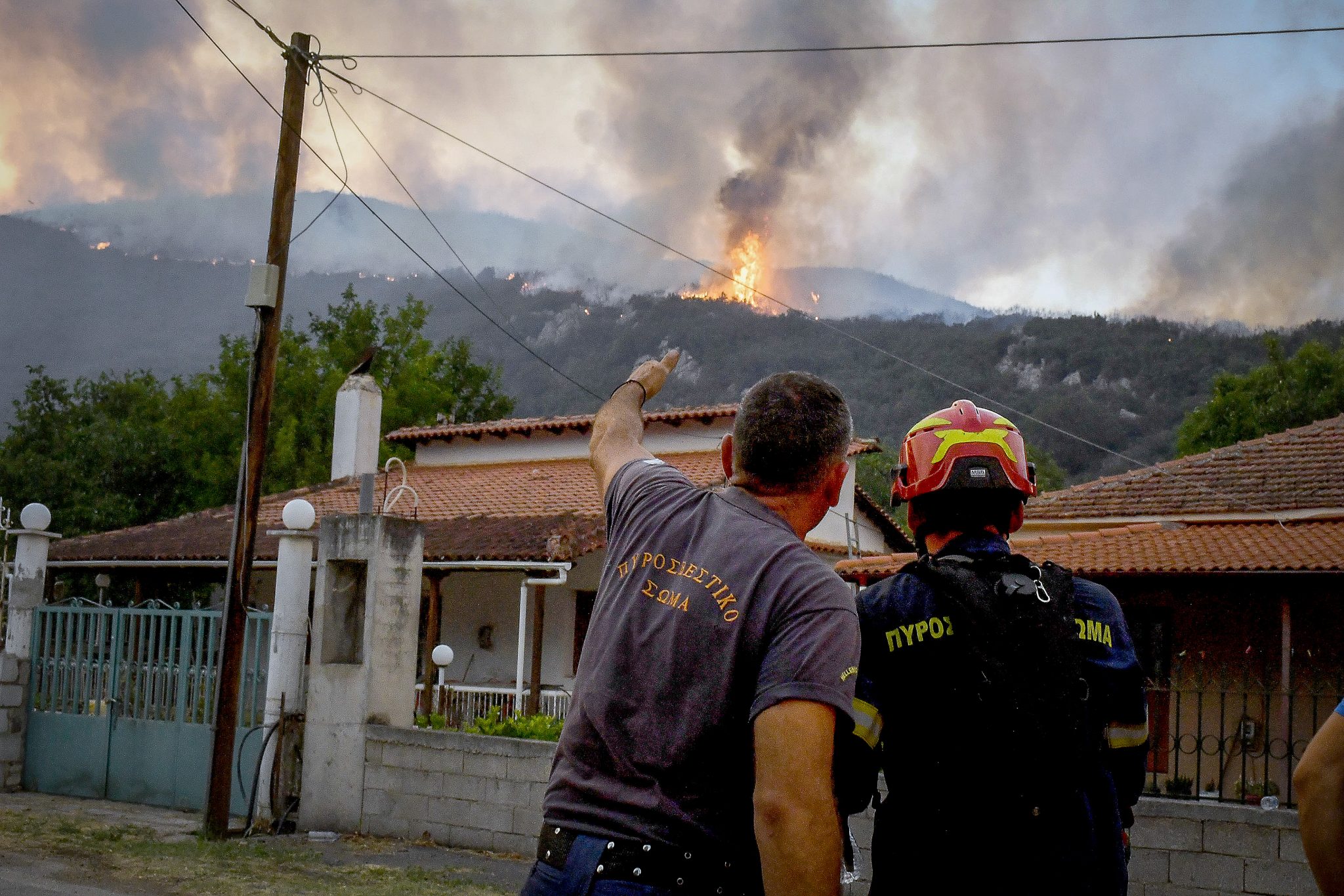 Φενεός Κορινθίας: Σε ύφεση η φωτιά μετά από ολονύχτια μάχη - Ζημιές σε ...