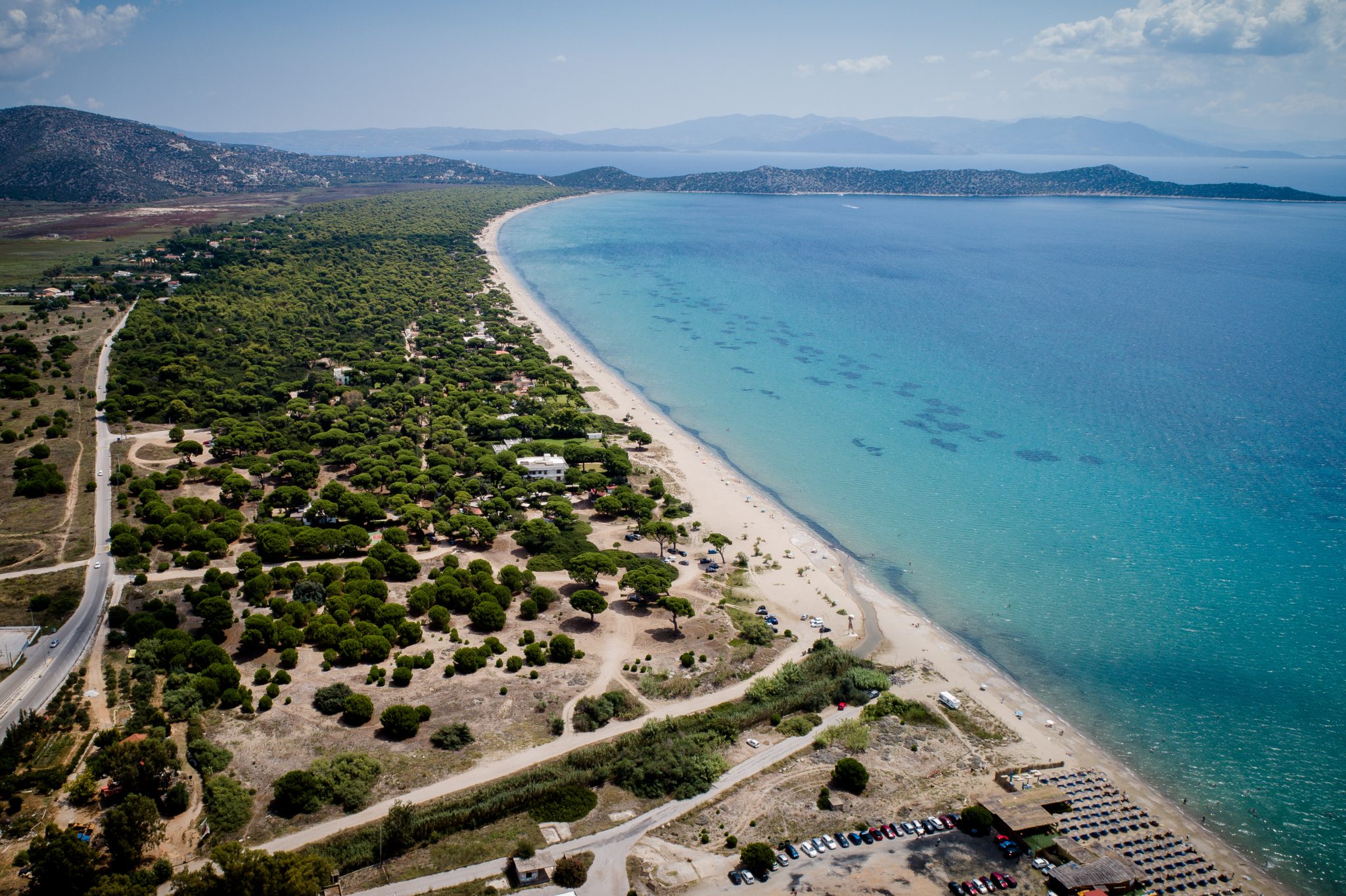 H παραλία «όαση» με αμμουδιά μήκους χιλιομέτρων σε απόσταση αναπνοής ...