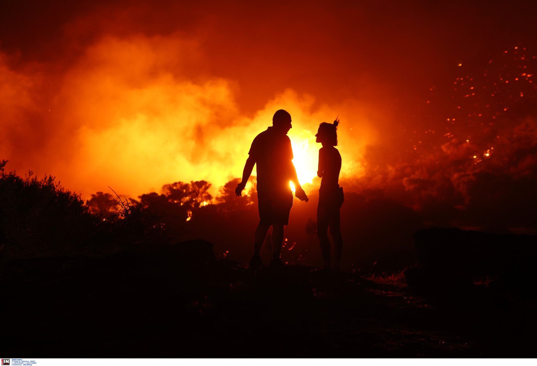 Ανεξέλεγκτη η φωτιά στην Κερατέα: Ένας νεκρός, εκτεταμένες καταστροφές, απεγκλωβισμοί - ΤΑ ΝΕΑ