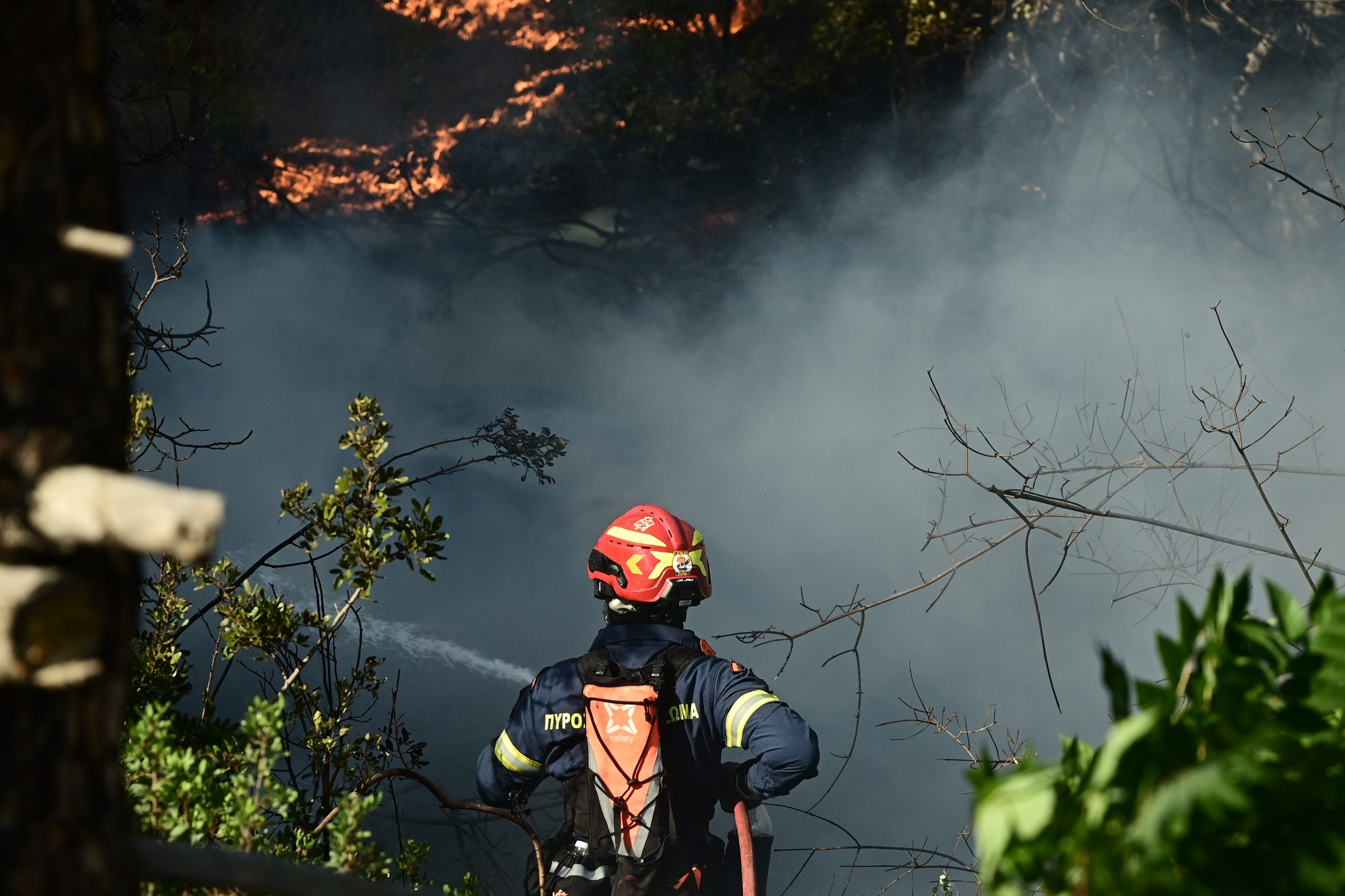 Κεφαλονιά: Μάχη με τις αναζωπυρώσεις στη μεγάλη πυρκαγιά στο Καραβάδο ...