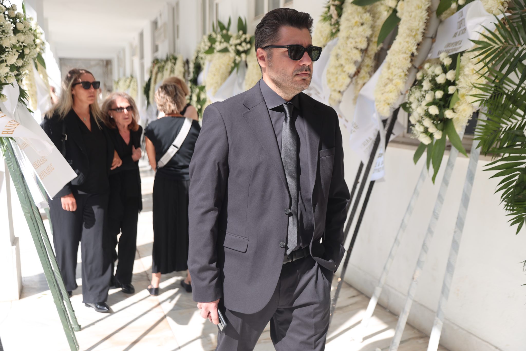 Δημήτρης Κωνσταντάρας: Συγγενείς και φίλοι στο Α' Νεκροταφείο για το ...