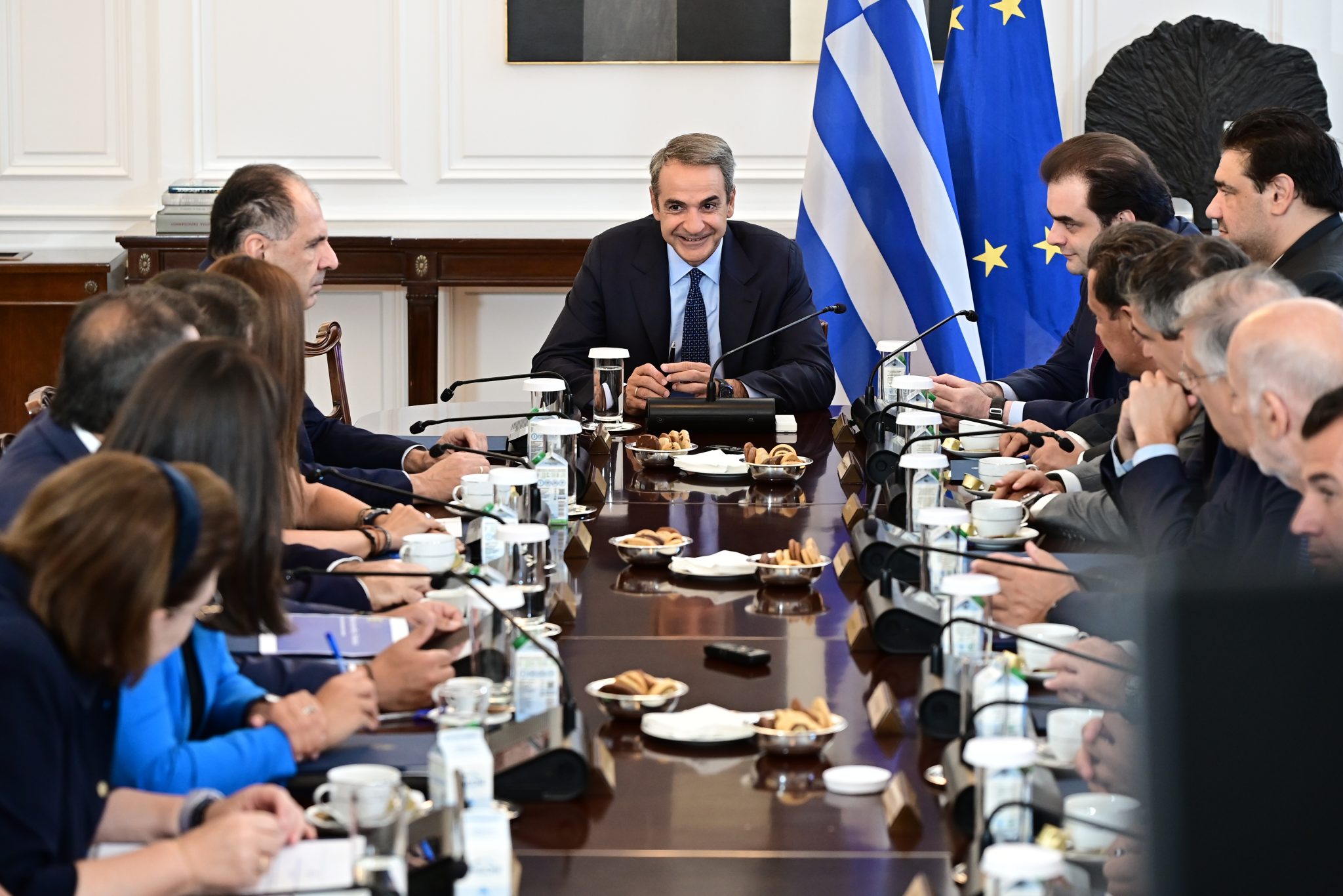Φωτογραφίες από το πρώτο υπουργικό συμβούλιο: «Πηγαδάκια» και χαμόγελα ...