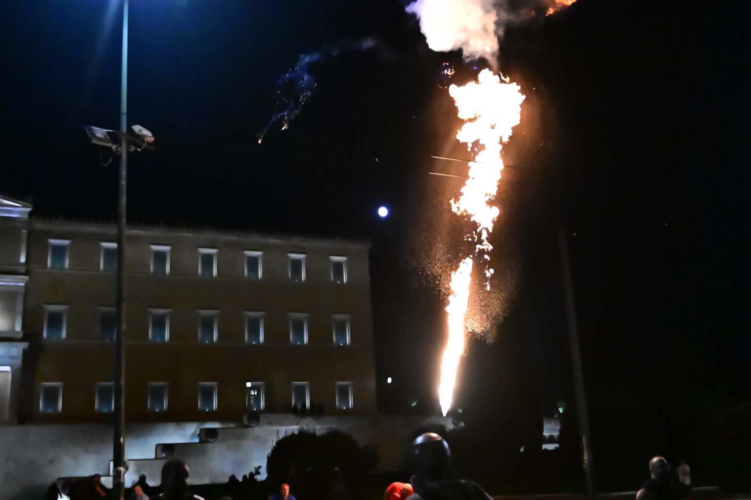 Επεισόδια με μολότοφ στο Σύνταγμα μετά τη συγκέντρωση για τα Τέμπη - ΤΑ ΝΕΑ