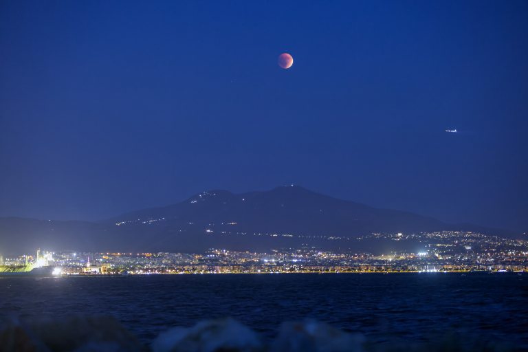 Ματωμένο Φεγγάρι: Η μαγεία της τελευταίας ολικής έκλειψης Σελήνης για ...