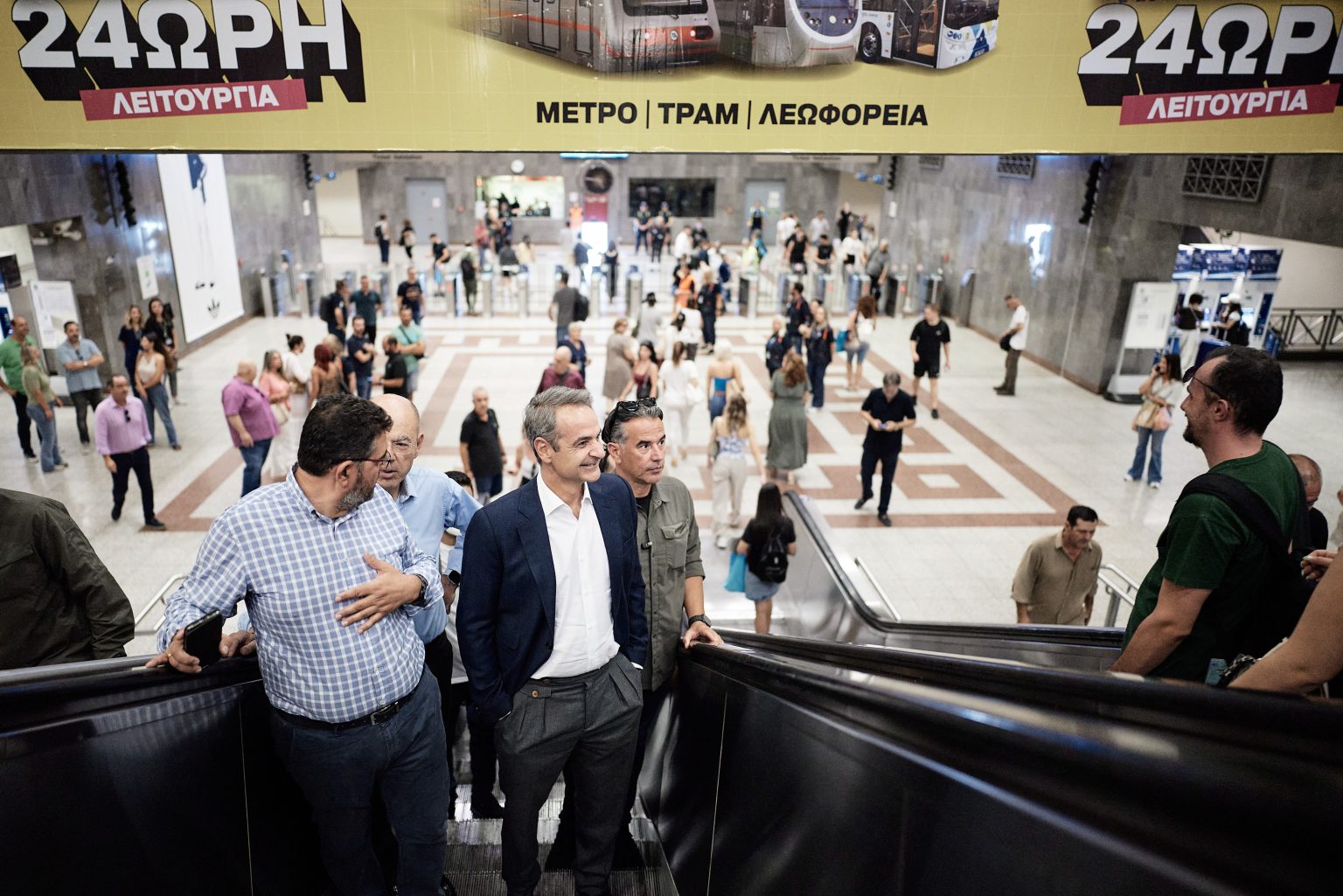 Τον σταθμό του Μετρό του Συντάγματος επισκέφθηκε ο Κυριάκος Μητσοτάκης ...