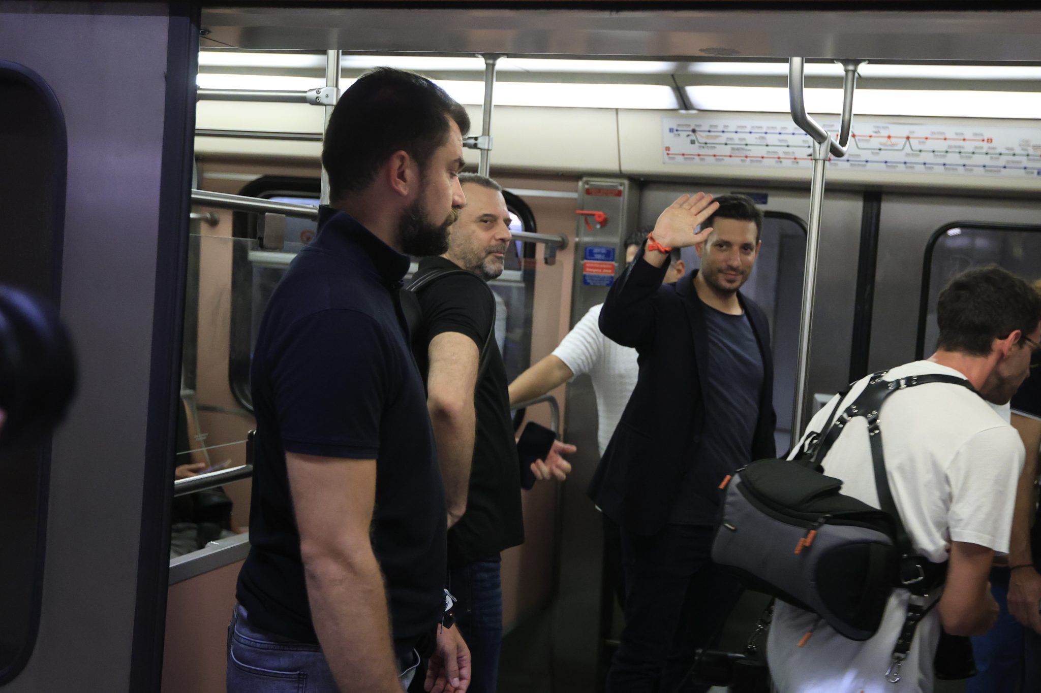 Χιλιάδες πολίτες στην πρεμιέρα της 24ωρης λειτουργίας του μετρό - Κ ...