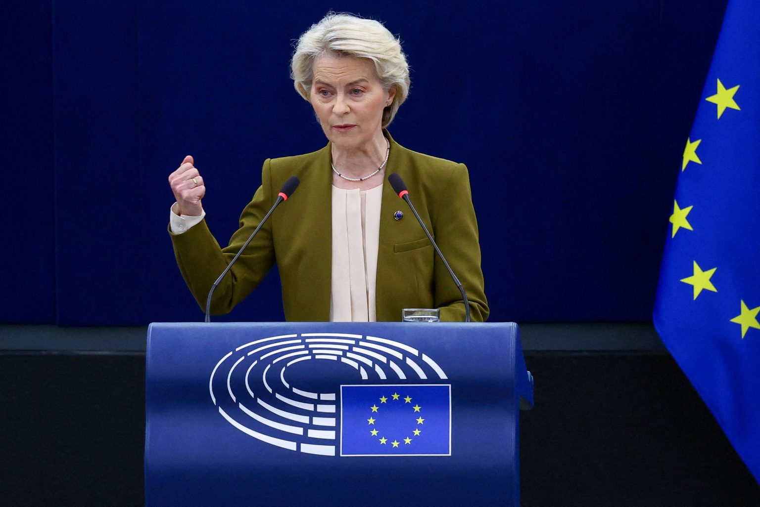 Αγρια επίθεση αρκούδας στον εκπαιδευτή της: Βίντεο καταγράφει την ...