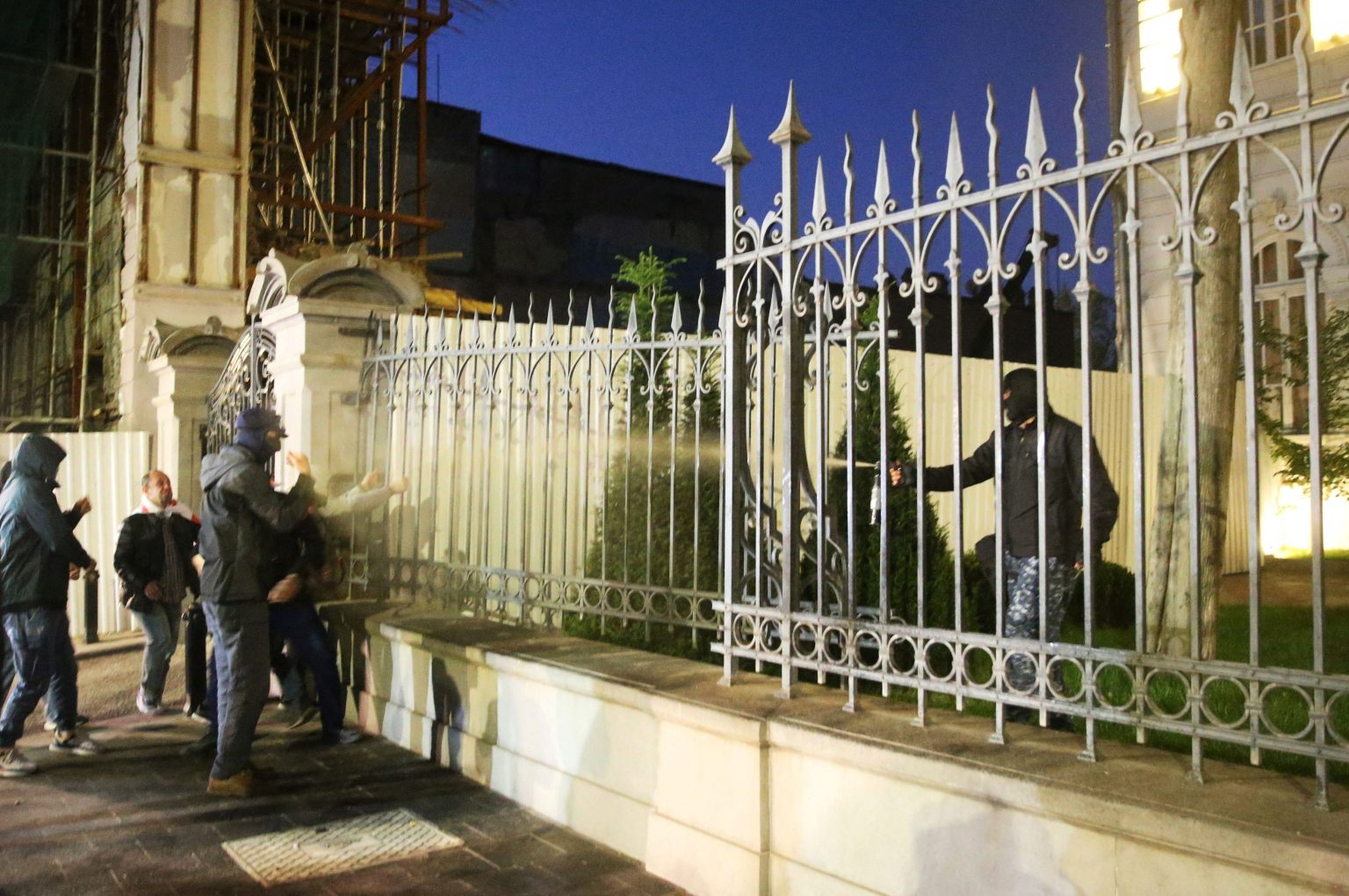 Γεωργία: Εικόνες χάους στην Τιφλίδα - Διαδηλωτές εισέβαλαν στο ...