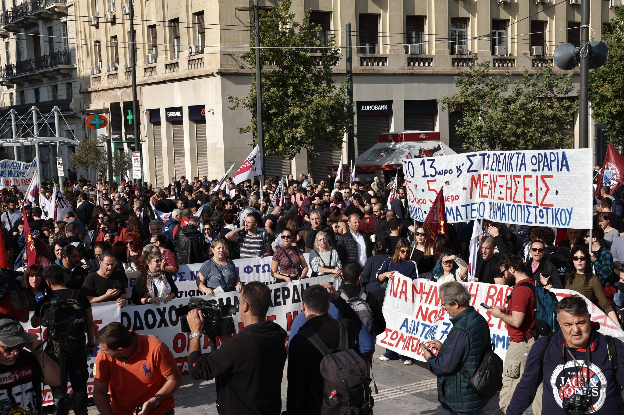 Μαζική συμμετοχή στην πανελλαδική απεργία ενάντια στο 13ωρο - ΤΑ ΝΕΑ