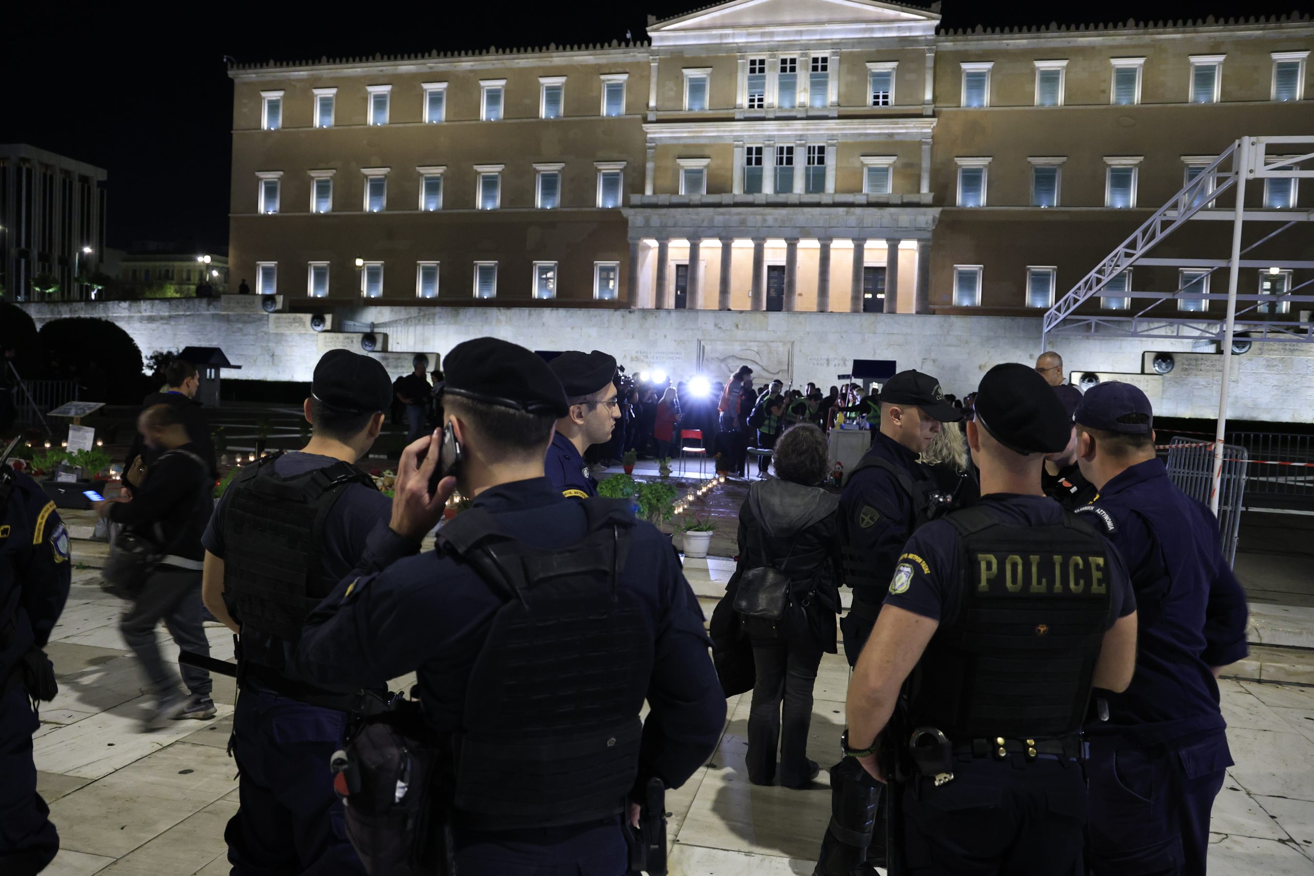 Συνελήφθη η γυναίκα που προσήχθη στο Μνημείο του Άγνωστου Στρατιώτη ...