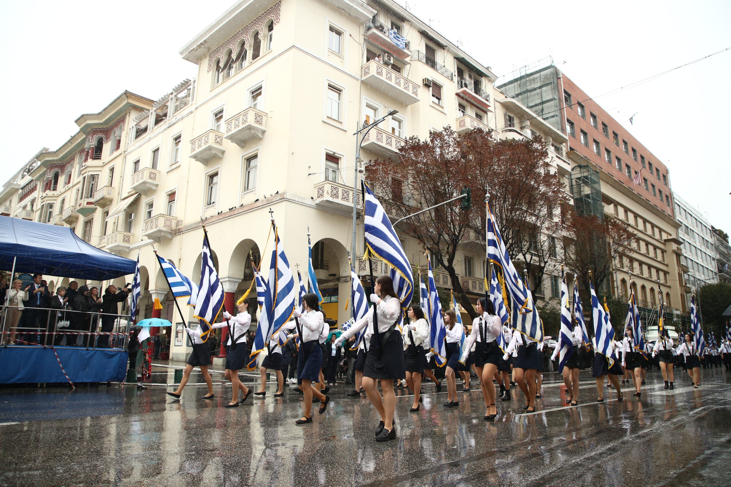 Θεσσαλονίκη: Υπό καταρρακτώδη βροχή η μαθητική παρέλαση για την 28η ...