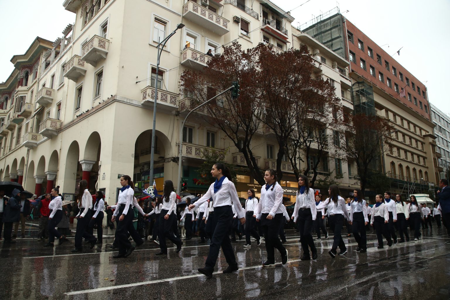 Θεσσαλονίκη: Υπό καταρρακτώδη βροχή η μαθητική παρέλαση για την 28η ...