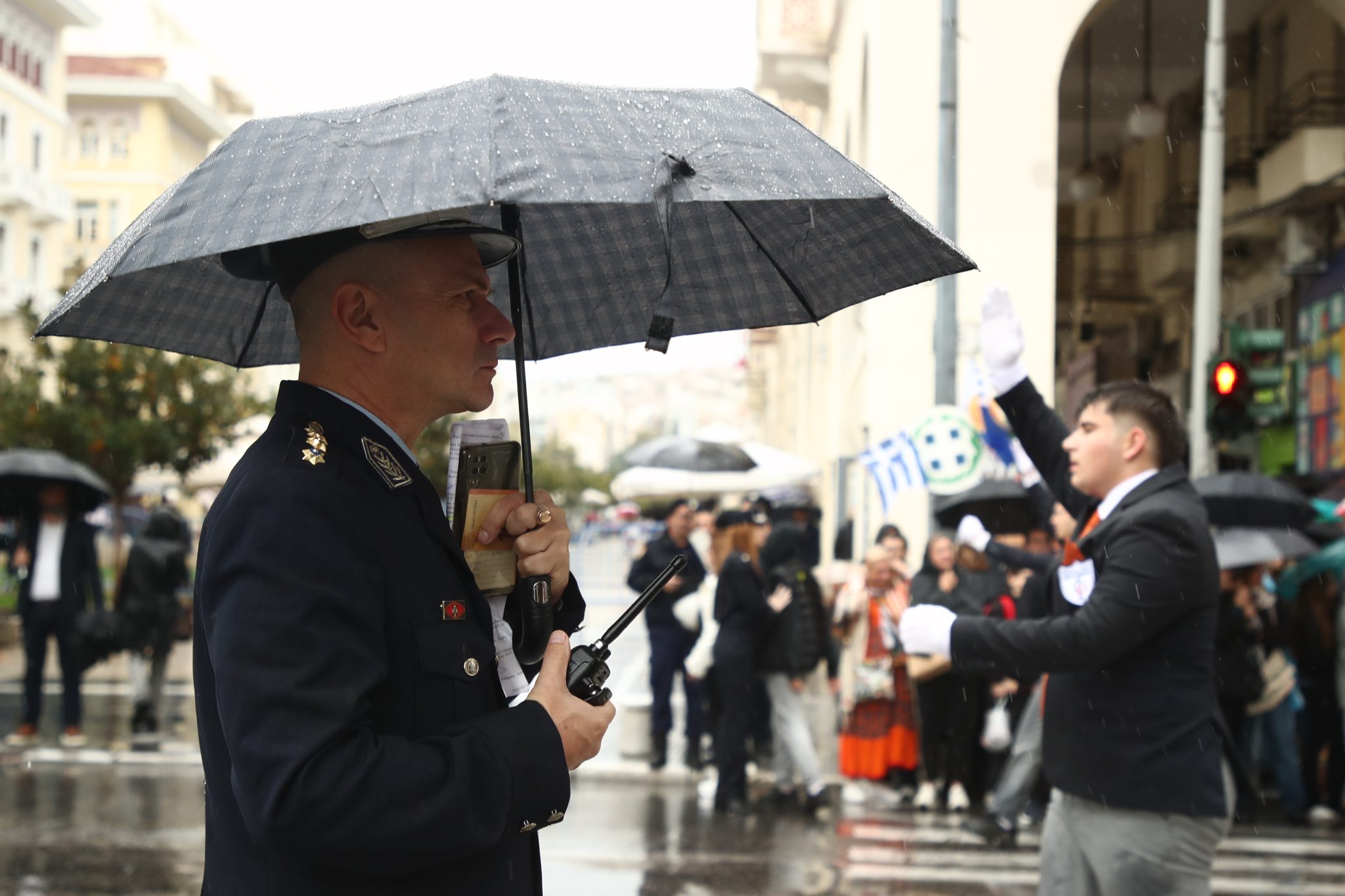 Θεσσαλονίκη: Υπό καταρρακτώδη βροχή η μαθητική παρέλαση για την 28η ...