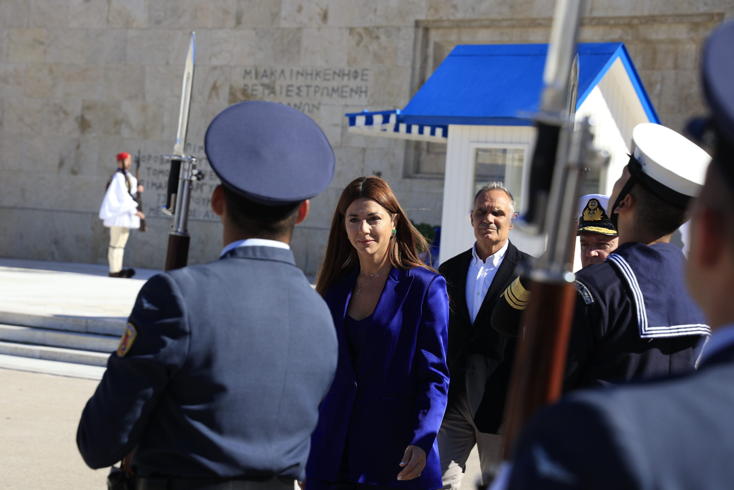 28η Οκτωβρίου: Καταθέσεις στεφάνων στο Μνημείο του Άγνωστου Στρατιώτη ...