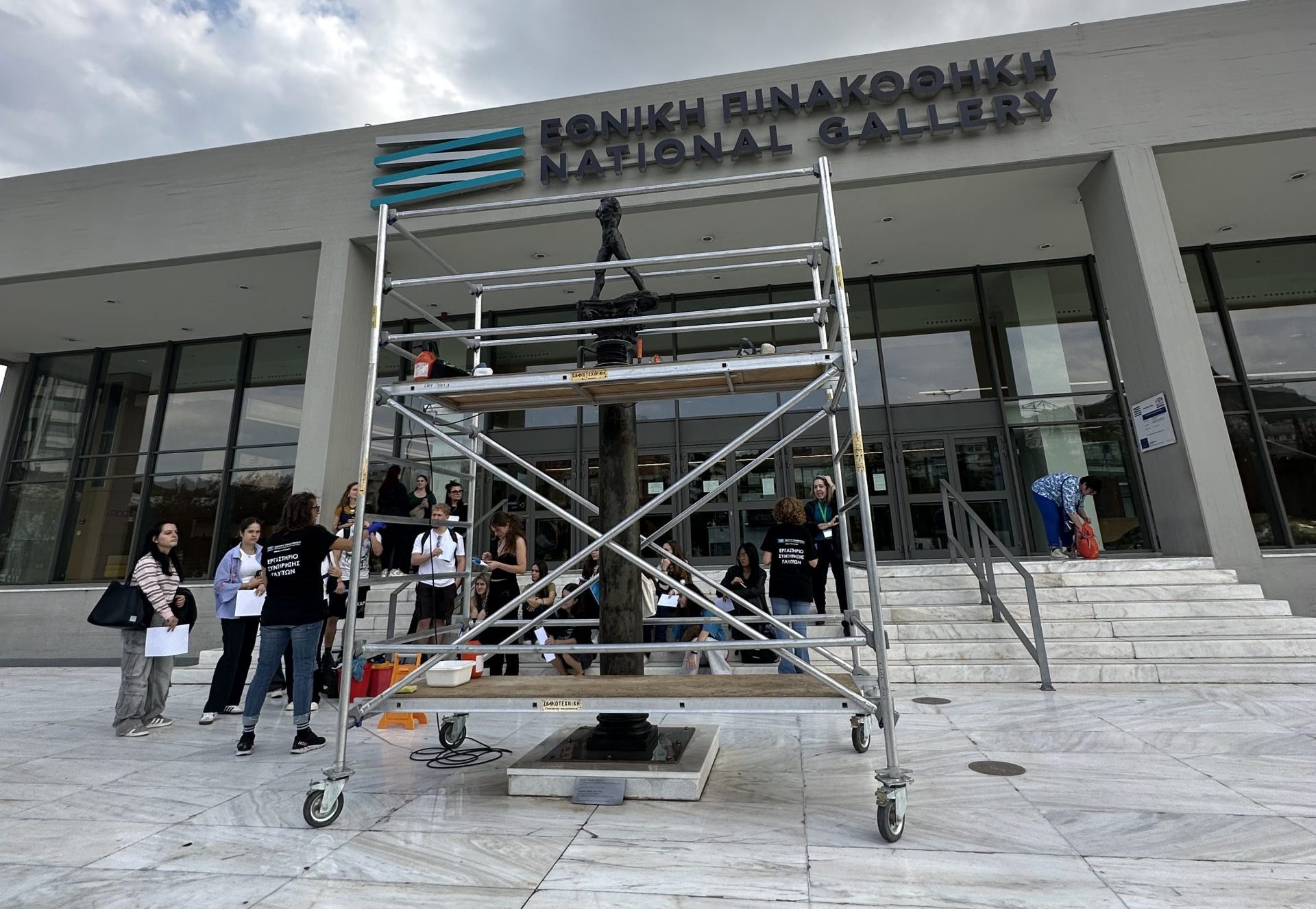 Ποιος έφτιαξε τη φωλιά του πάνω στον «Άνδρα που βαδίζει σε κολώνα» του ...