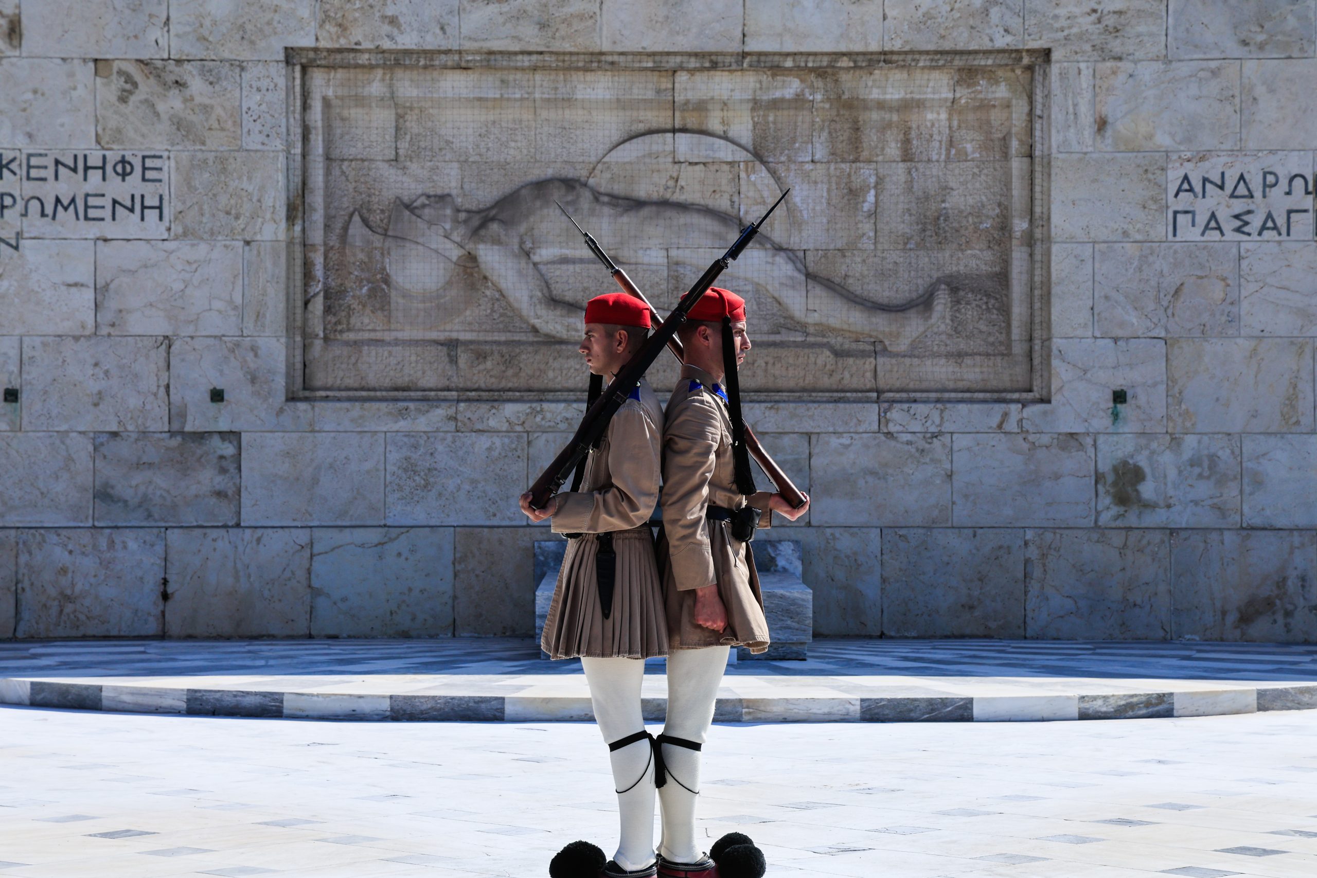 Φυλάκιση έως δύο έτη για φθορές στον Άγνωστο Στρατιώτη - ΤΑ ΝΕΑ