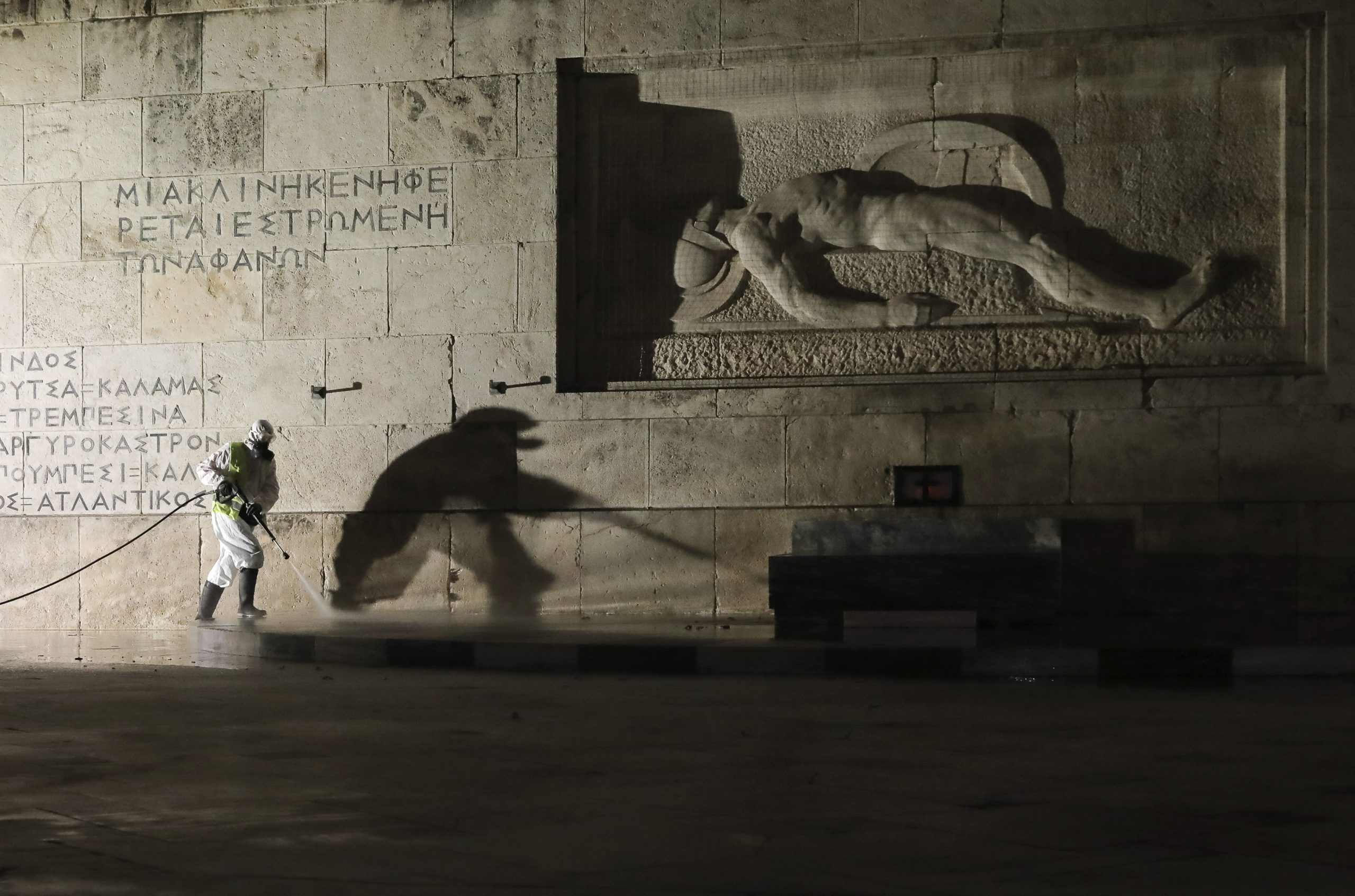 Ποιος «καθαρίζει» στον Άγνωστο Στρατιώτη - ΤΑ ΝΕΑ