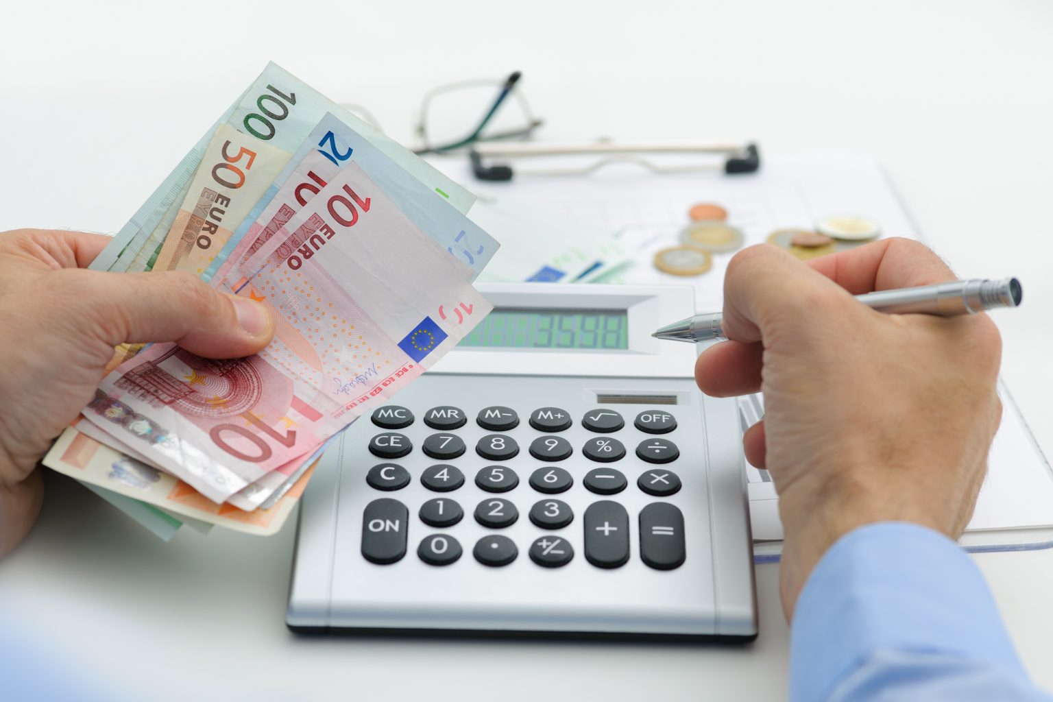 TaxCalc: Δείτε πόσο φόρο θα πληρώσετε το 2025 και το 2026 - ΤΑ ΝΕΑ