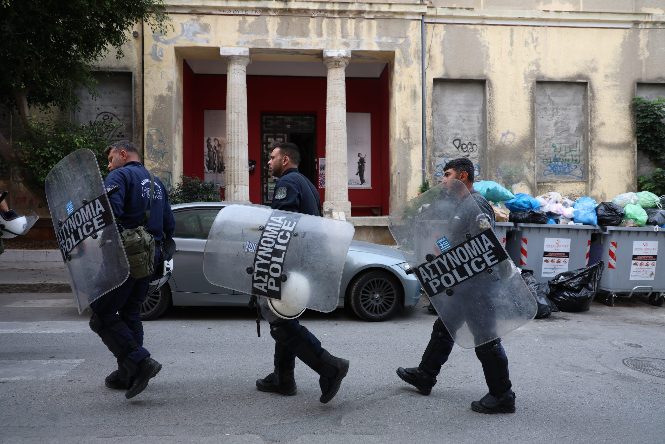 Ηράκλειο: Εφοδος της ΕΛ.ΑΣ. στην κατάληψη «Ευαγγελισμός» στον απόηχο ...