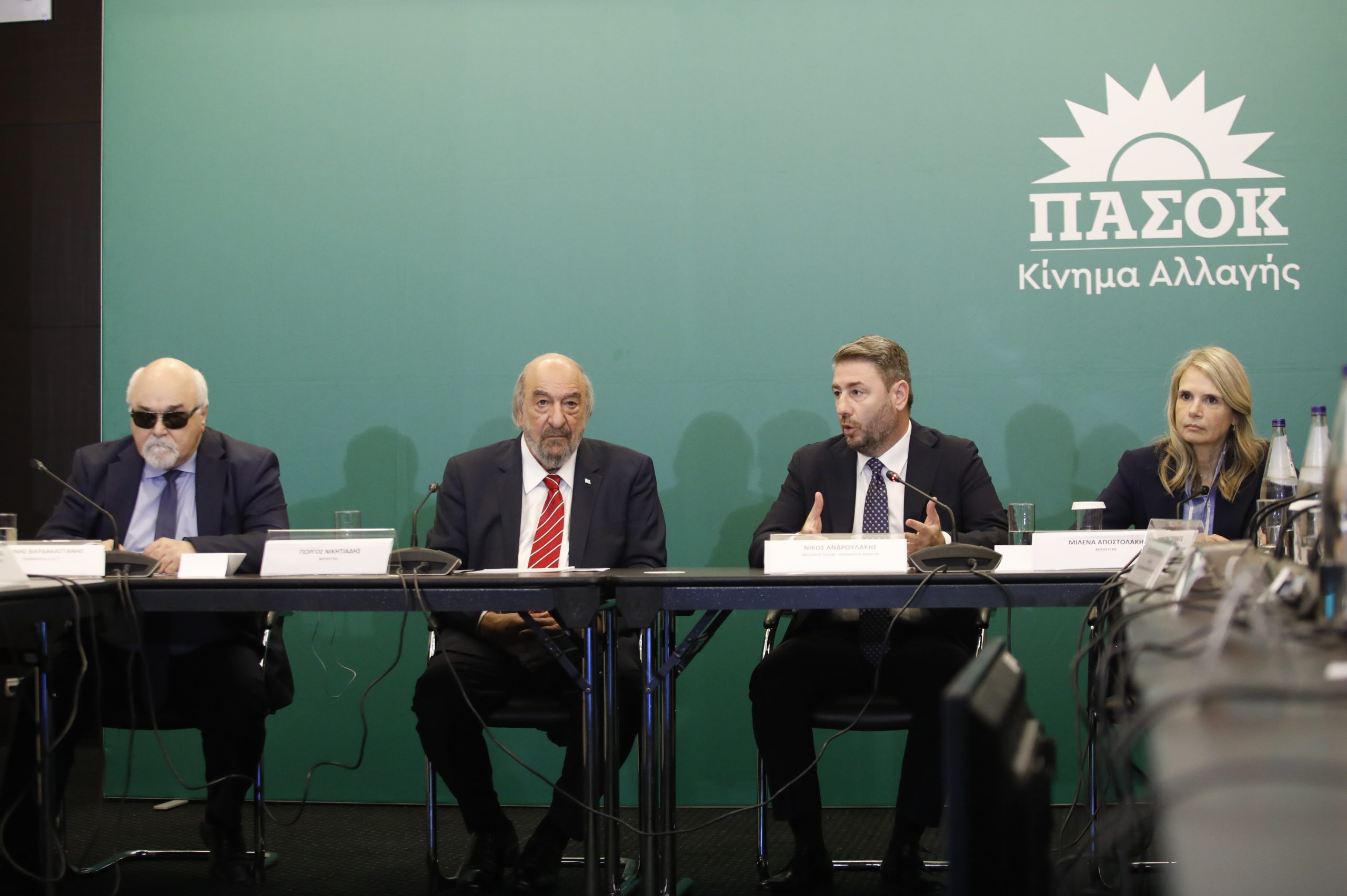 ΠΑΣΟΚ: «Ναι» στον κόφτη, «όχι» στην ακρίβεια - ΤΑ ΝΕΑ