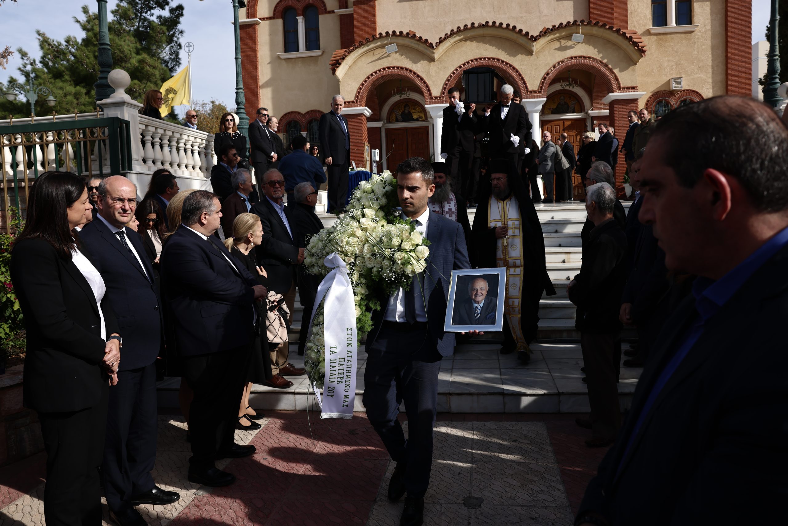 Το «αντίο» στον πατέρα του Νίκου Χαρδαλιά - Βαρύ κλίμα στην κηδεία στον ...