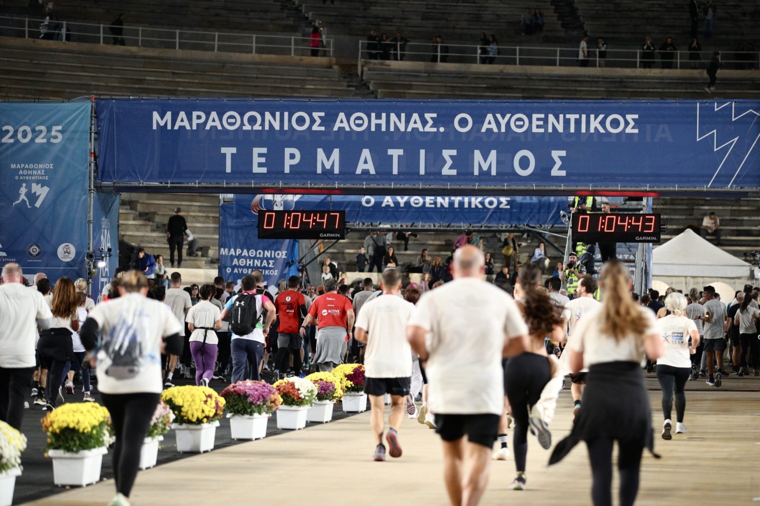 Αυθεντικός Μαραθώνιος Αθήνας: Χιλιάδες δρομείς στους αγώνες των 5 χλμ ...
