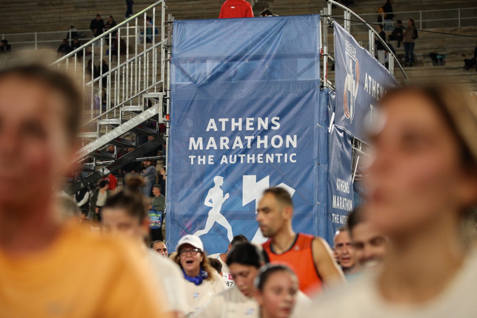 Αυθεντικός Μαραθώνιος Αθήνας: Χιλιάδες δρομείς στους αγώνες των 5 χλμ ...