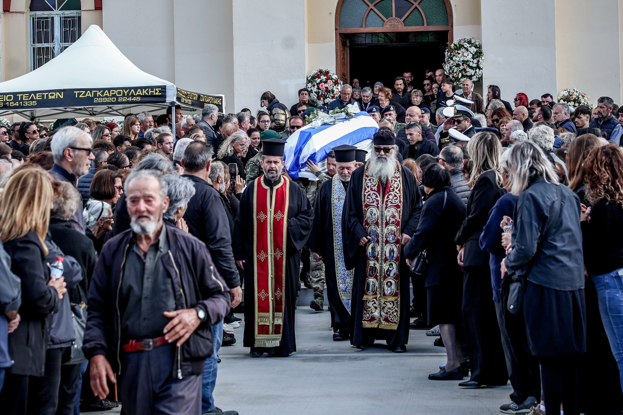Σε φορτισμένο κλίμα η κηδεία του 19χρονου Ραφαήλ - Τραγικές φιγούρες οι ...
