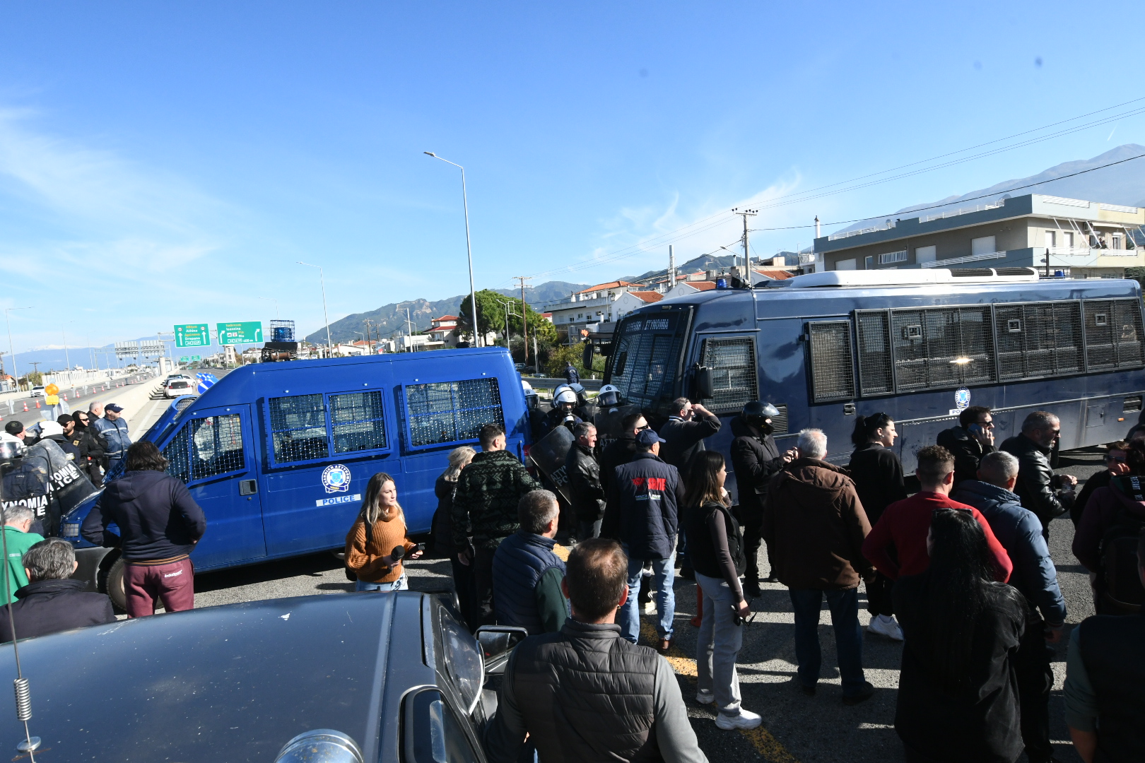 Αγρότες: Ένταση με τα ΜΑΤ στην Πάτρα - Επιχείρηση κατάληψης της Γέφυρας ...
