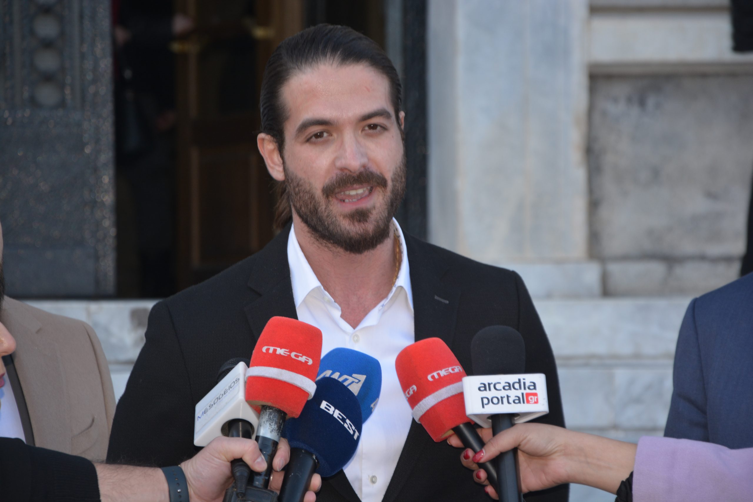 Άρης Μουγκοπέτρος: Τα παιδιά μου δεν θέλω να στερηθούν κανέναν - Η μάνα ...
