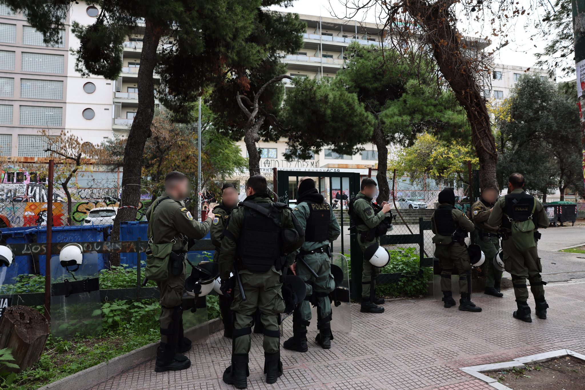 Επιχείρηση εκκένωσης της ΕΛΑΣ στις φοιτητικές εστίες Ζωγράφου μετά από ...