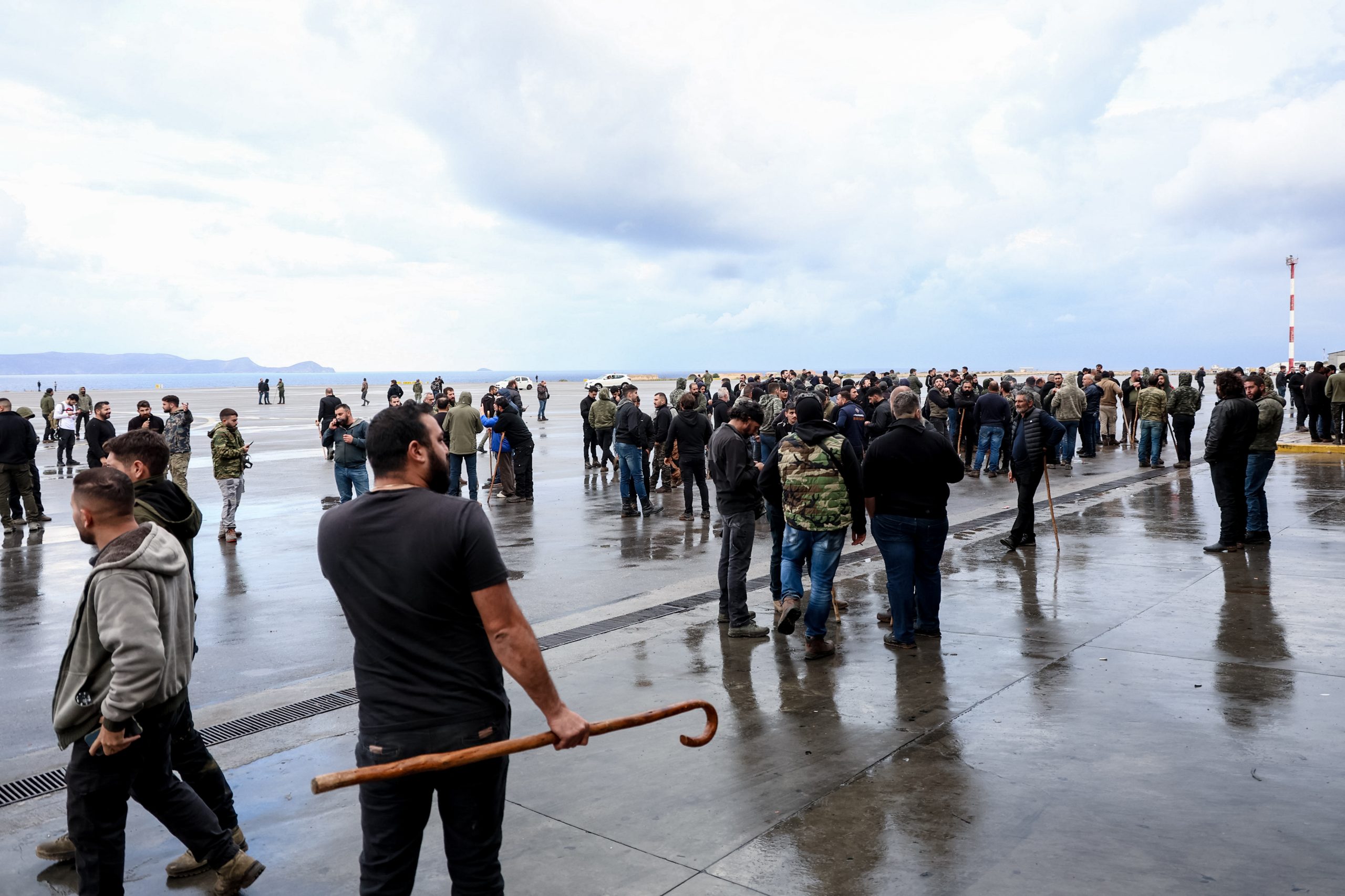 Ταυτοποιήσεις αγροτών μετά την έφοδο στη πίστα του αεροδρομίου ...