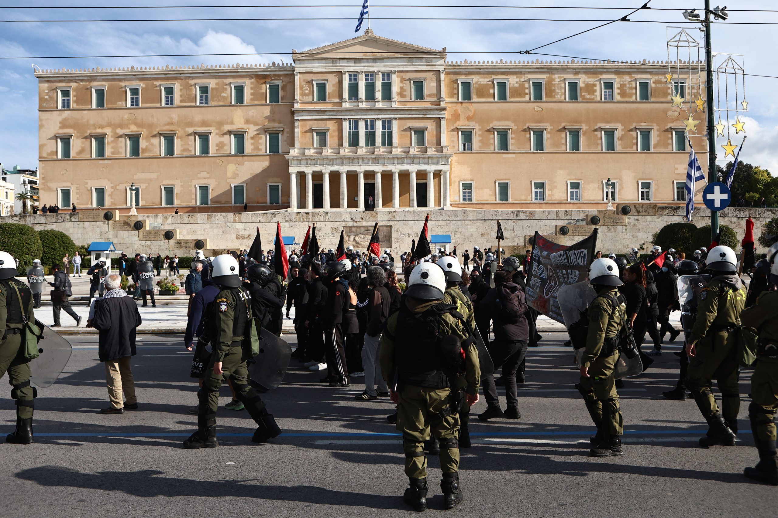 Αλέξης Γρηγορόπουλος: Τα ΜΑΤ φρουρούν το χριστουγεννιάτικο δέντρο στο ...